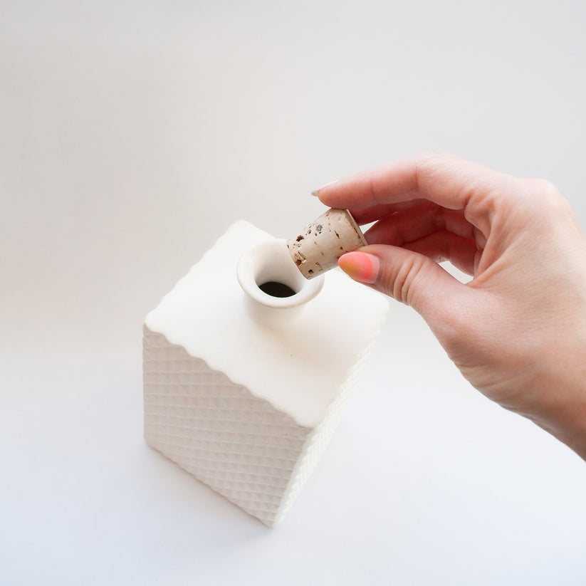 Porcelain Faceted Decanter – ESQUELETO